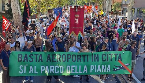 Firenze Migliaia Di Persone In Corteo Per Opporsi Allampliamento Dell