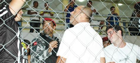 Meia do CSP mostra partes íntimas e joga água na torcida do Botafogo PB