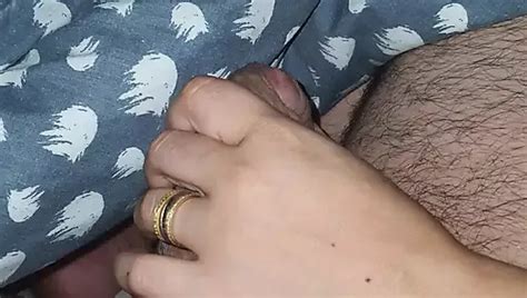 继妹给书呆子继兄弟打手枪 xHamster