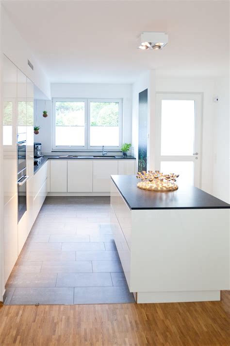 Moderne Hochglanz Küche in weiß mit Kücheninsel Bora Kochfeld und NEFF