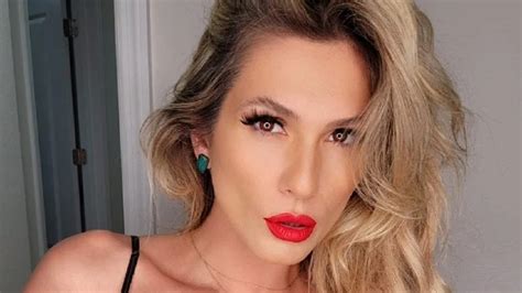Lívia Andrade aposta em plumas e saia transparente no Domingão