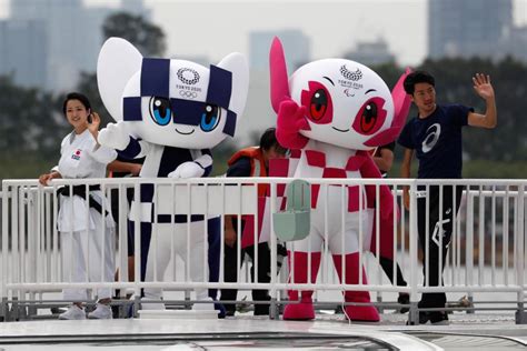 Mascotes De T Quio S O Batizados Someity E Miraitowa Gazeta