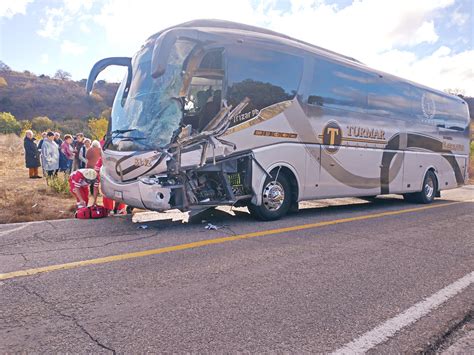 Autobús y camioneta chocan en la carretera federal 190 hay 5 heridos
