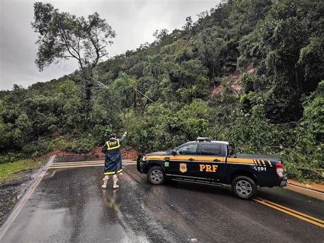 Rodovias estaduais e federais bloqueadas devido às chuvas torrenciais