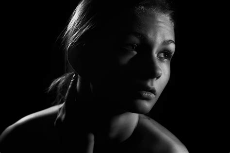Hintergrundbilder Gesicht schwarz Frau einfarbig Modell Porträt