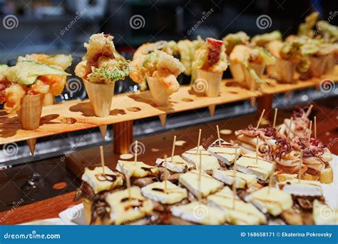 Variedad De Pinchos Pintxos En Un Bar De España San Sebastiana Imagen