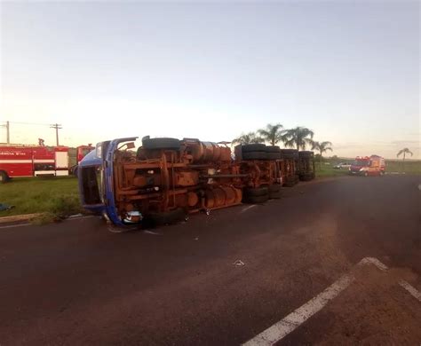 Carreta Carga De Leo De Soja Tomba Em Rotat Ria Na Rodovia General