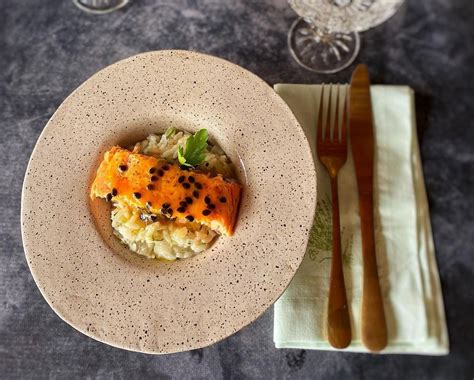 Salmão ao molho de maracujá arroz de coco