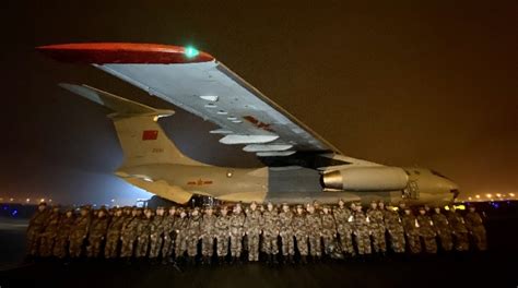 China envía 450 médicos militares a Wuhan a luchar contra el