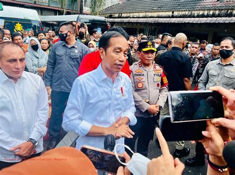 Presiden Jokowi Ajak Pemred Blusukan Ke Pasar Di Kota Medan