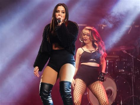 EGO Anitta ignora o frio e usa pouquíssima roupa em show em São Paulo