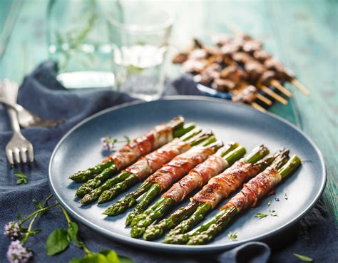 Grüner Spargel mit Bacon vom Grill Ein aromatisches und köstliches