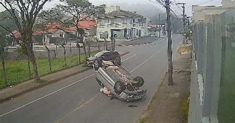 VÍDEO Carro capota após bater em veículo estacionado em Joinville