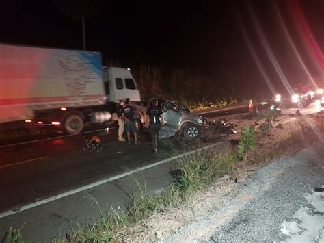 Colisão entre caminhonete e carreta bitrem deixa dois mortos e um