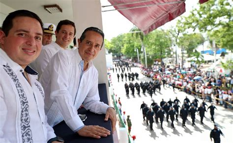Carlos Joaquín presencia el desfile cívico militar conmemorativo de la
