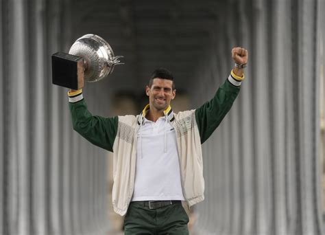 Roland Garros 2023Djokovic posa con su Copa de los Mosqueteros más