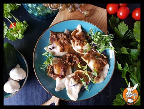 Pierogi z gęsiną w sosie grzybowym kroolinaria