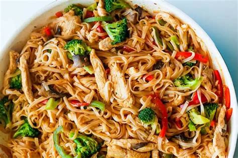 Wok de nouilles aux poulet et légumes Recette pour régime