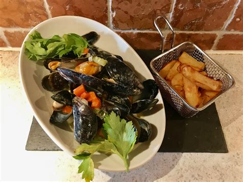 MOULES MARINIÈRE AU VIN BLANC ET À LA CRÈME