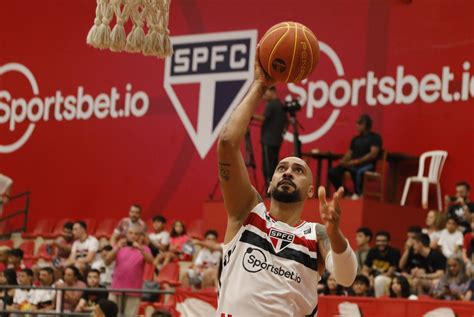 Em um Morumbi lotado Basquete Tricolor bate o Pinheiros e está na semi