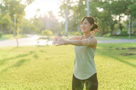 hembra persona que practica jogging ajuste joven asiático mujer con