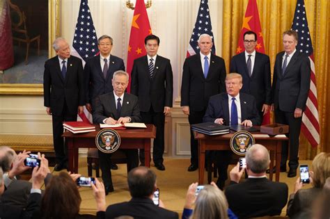 刘鹤与美国总统特朗普共同签署中美第一阶段经贸协议文本并致辞 国务院副总理刘鹤 中国政府网