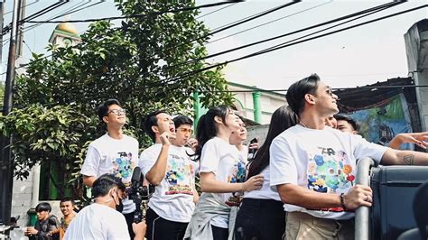 8 Momen Thariq Halilintar Dan Aaliyah Massaid Jadi Relawan Ambil
