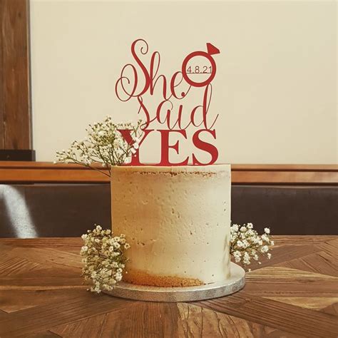 Eine Kleine Torte Zur Verlobung Mit Individuellem Acryl Topper