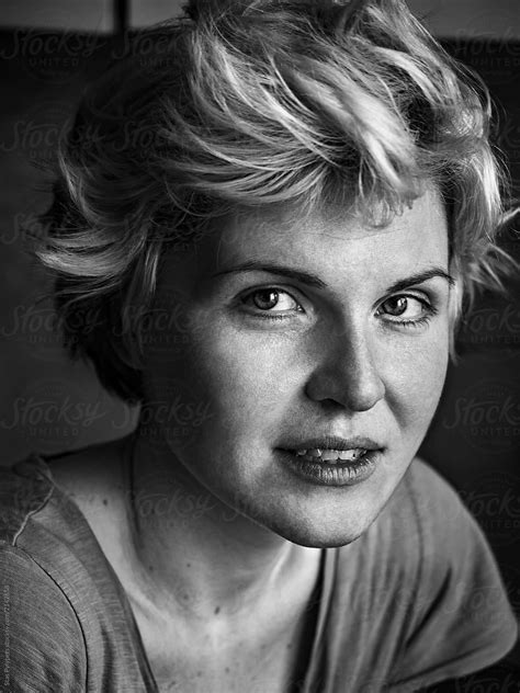 Black And White Portrait Of A Beautiful Actress Girl Del Colaborador