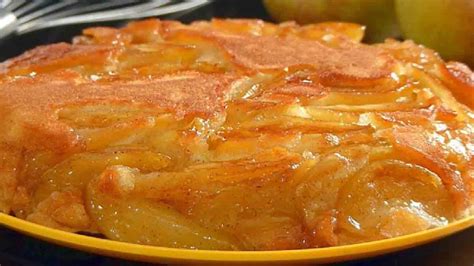 Gâteau espagnol aux pommes caramélisées cuit à la poêle délicieux et