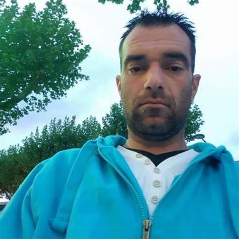 Coumcoum17 Homme célibataire pour porno amateur Pays de la Loire