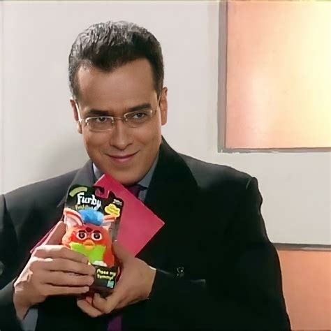 Don Armando le regala un Furby a Betty por su cumpleaños Imagen HD