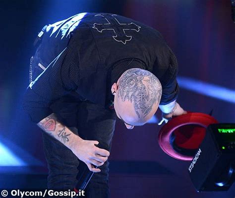 J Ax A Che Tempo Che Fa Mostra Il Tattoo Sulla Testa Gossip It