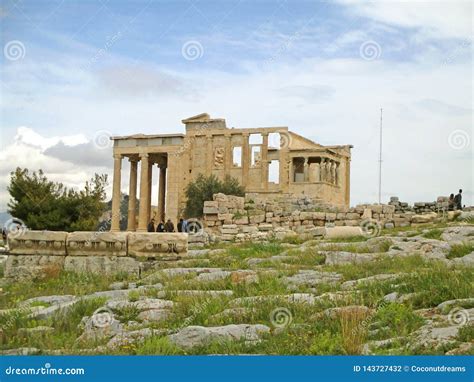 O Templo Grego Iônico Antigo De Erechtheion Na Acrópole De Atenas