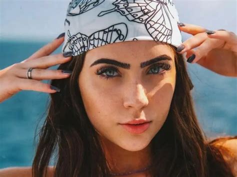 Jade Picon surge completamente nua em momento íntimo