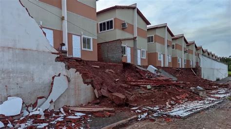 Muro de condomínio desaba durante chuva forte em Teresina