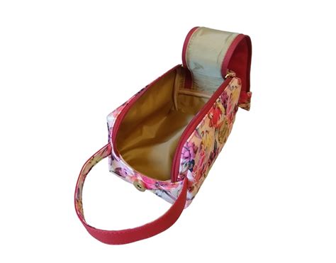 Necessaire Abertura Total em tecido e sintético