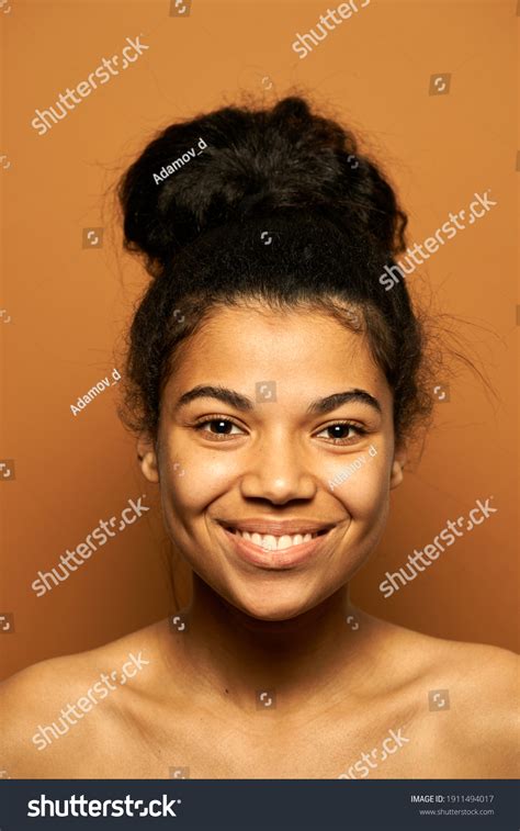 Natürliche Schönheit Portrait von schöner nackter Stockfoto 1911494017