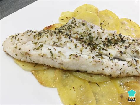 Merluza al horno con patatas panaderas Fácil