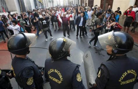 Perú Fuerte represión policial en Lima contra miles de manifestantes