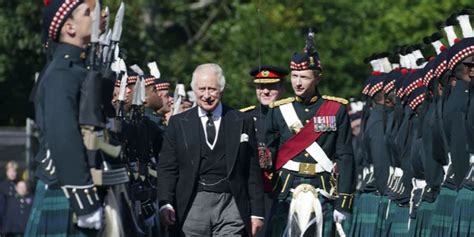 König Charles enthüllt Gedenktafel für Queen im Parlament