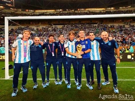 Uno De Los Integrantes Del Cuerpo T Cnico De La Selecci N Argentina