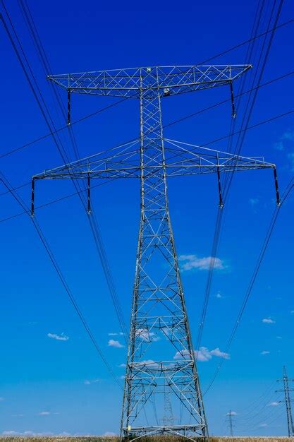 Linhas de transmissão de energia elétrica no fundo do céu campo de
