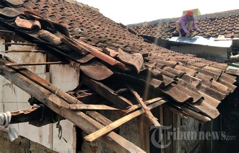 Puluhan Rumah Di Desa Bojong Malaka Rusak Disapu Angin Kencang Foto 7