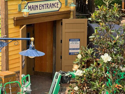 New 50 Foot Plunge Ahead Signs Added To Tianas Bayou Adventure Queue
