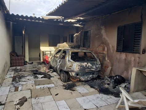 Carro pega fogo em garagem de casa no DF após donos saírem para