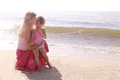 Maman Et Sa Petite Fille Sur La Plage Photo Stock Image Du Femmes Hot
