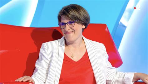 Tout Le Monde Veut Prendre Sa Place Marie Franchit La Barre Des 10