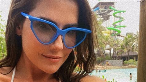 Deborah Secco quase mostra demais ao usar biquíni ousado