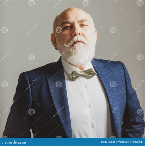 Anciano Retrato De Cierre De Un Elegante Anciano Con Pelo Gris Aislado